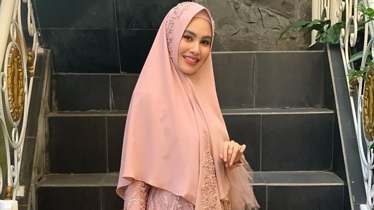 Kartika Putri Tengah Berganti Baju