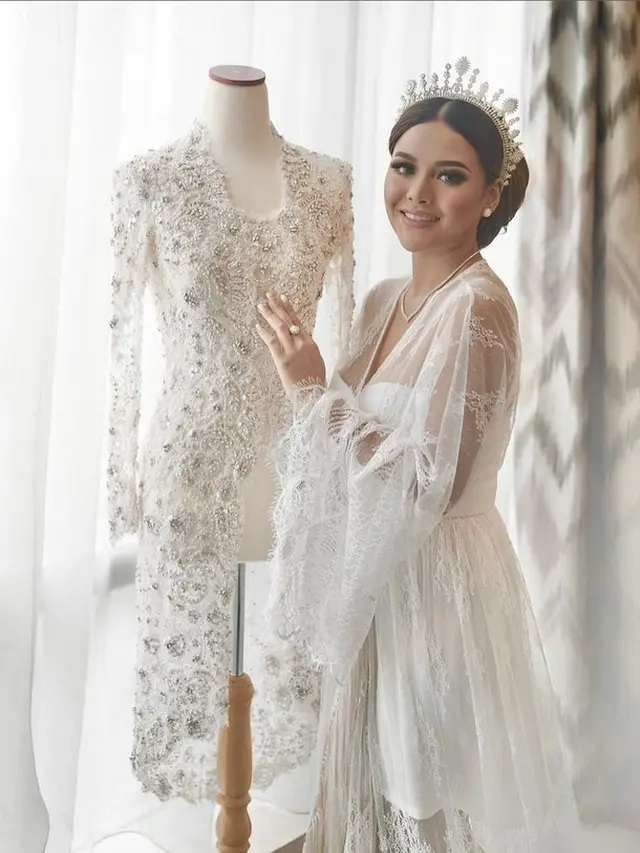11 Model Bridal Robe Artis Indonesia, Mewah, Elegan, dan Sarat Makna ...