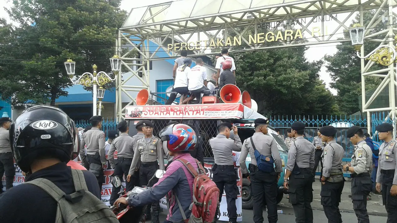 Tagih Utang Cetak e-KTP, Ratusan Buruh Percetakan Geruduk PNRI - News ...