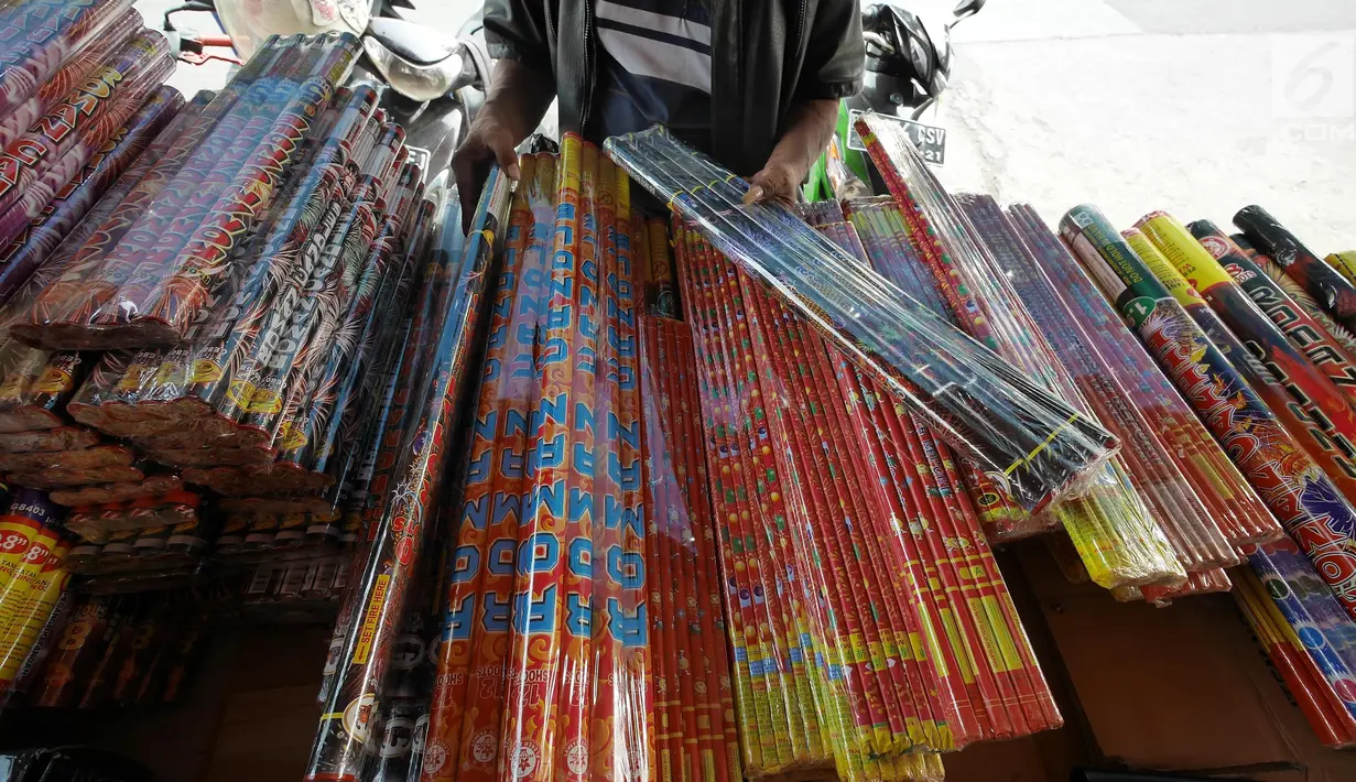 FOTO: Menjelang Lebaran, Harga Petasan dan Kembang Api Naik - Foto Liputan6.com