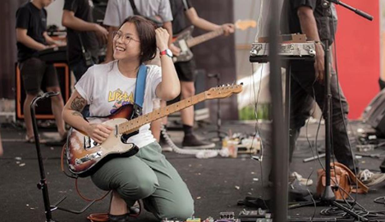 FOTO: Danilla Riyadi, Penyanyi Indie yang Sering Bikin Gagal Fokus ...