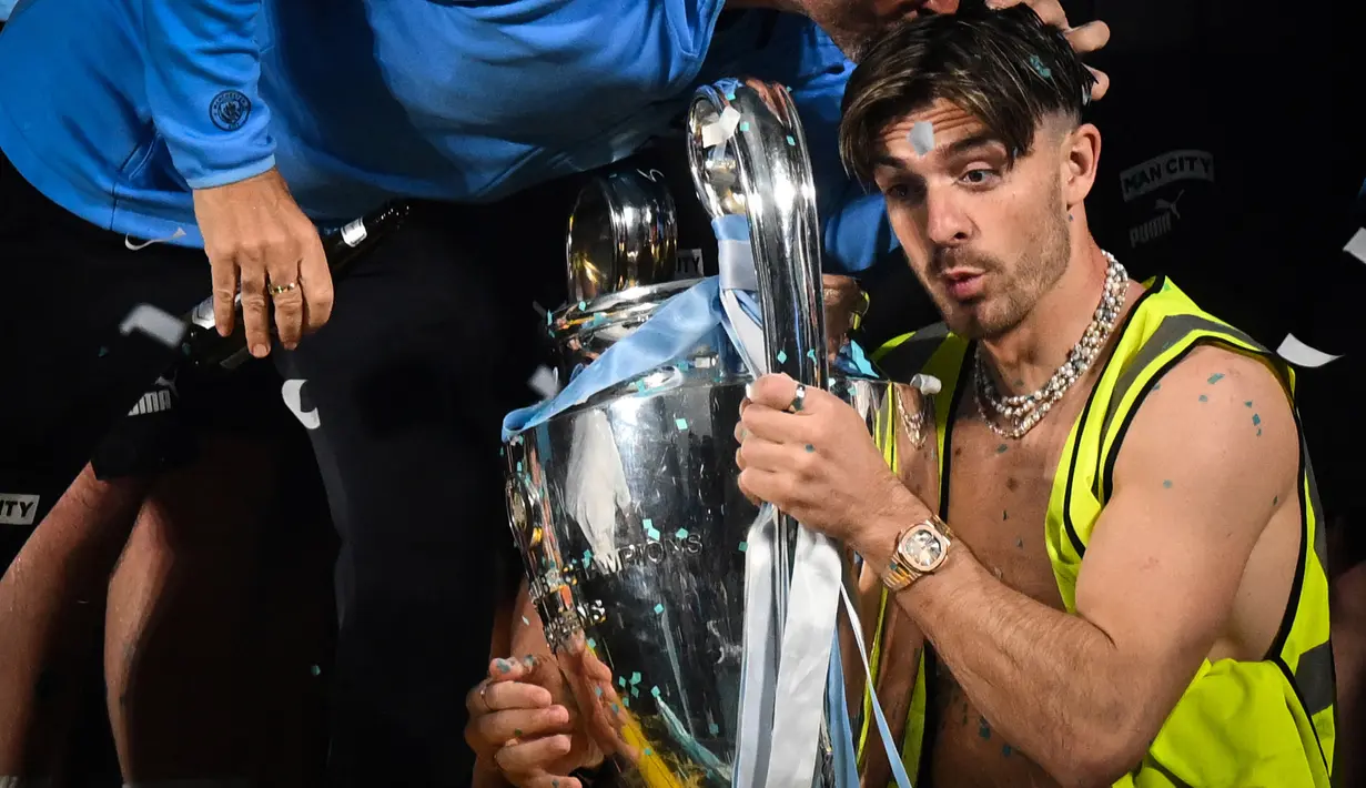 Foto: Jack Grealish Pakai Rompi Proyek dan Dicekoki Miras saat Perayaan ...