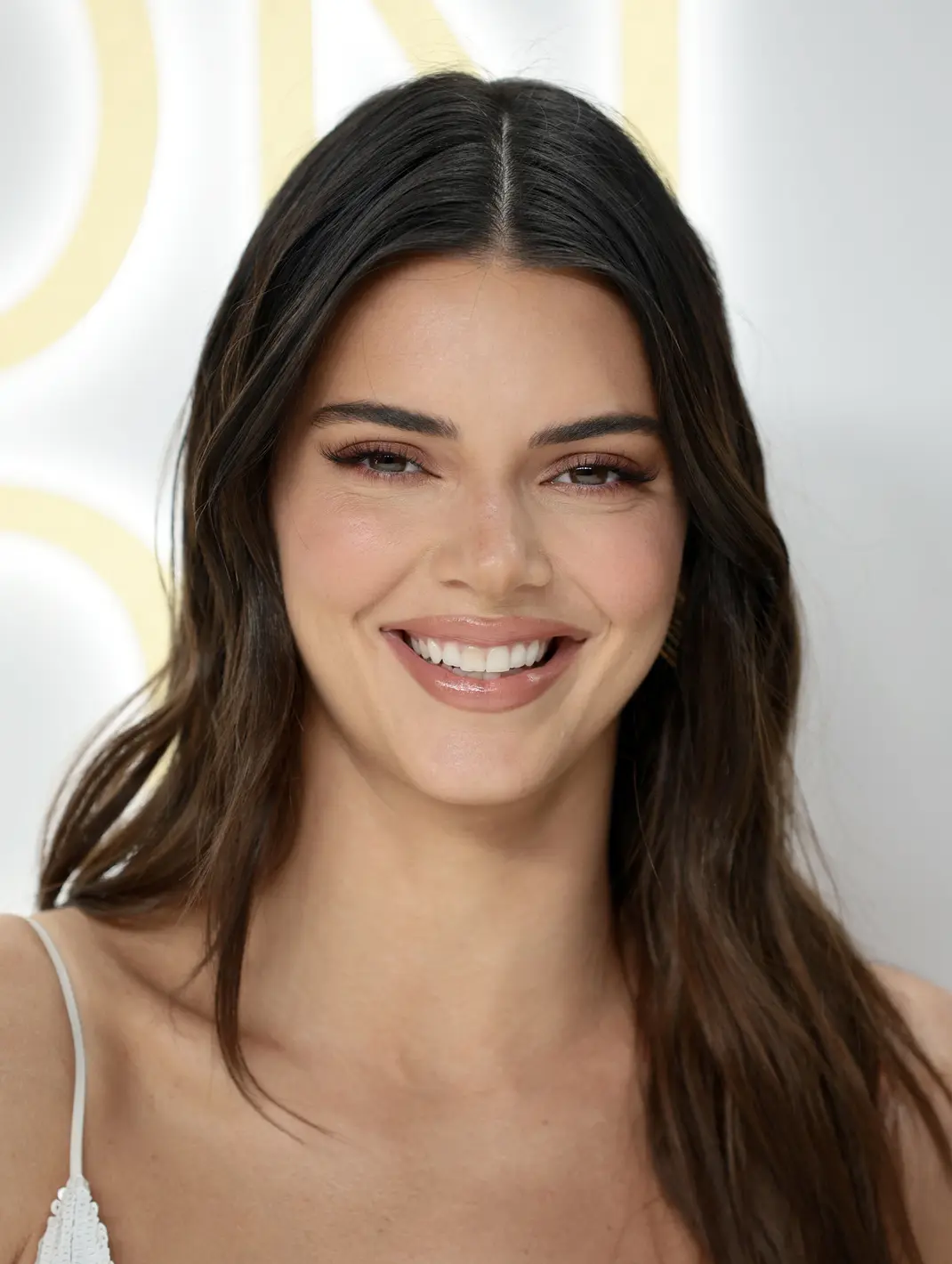 Kendall Jenner Tampil Cantik Pakai Gaun Putih Minimalis di CFDA Fashion ...