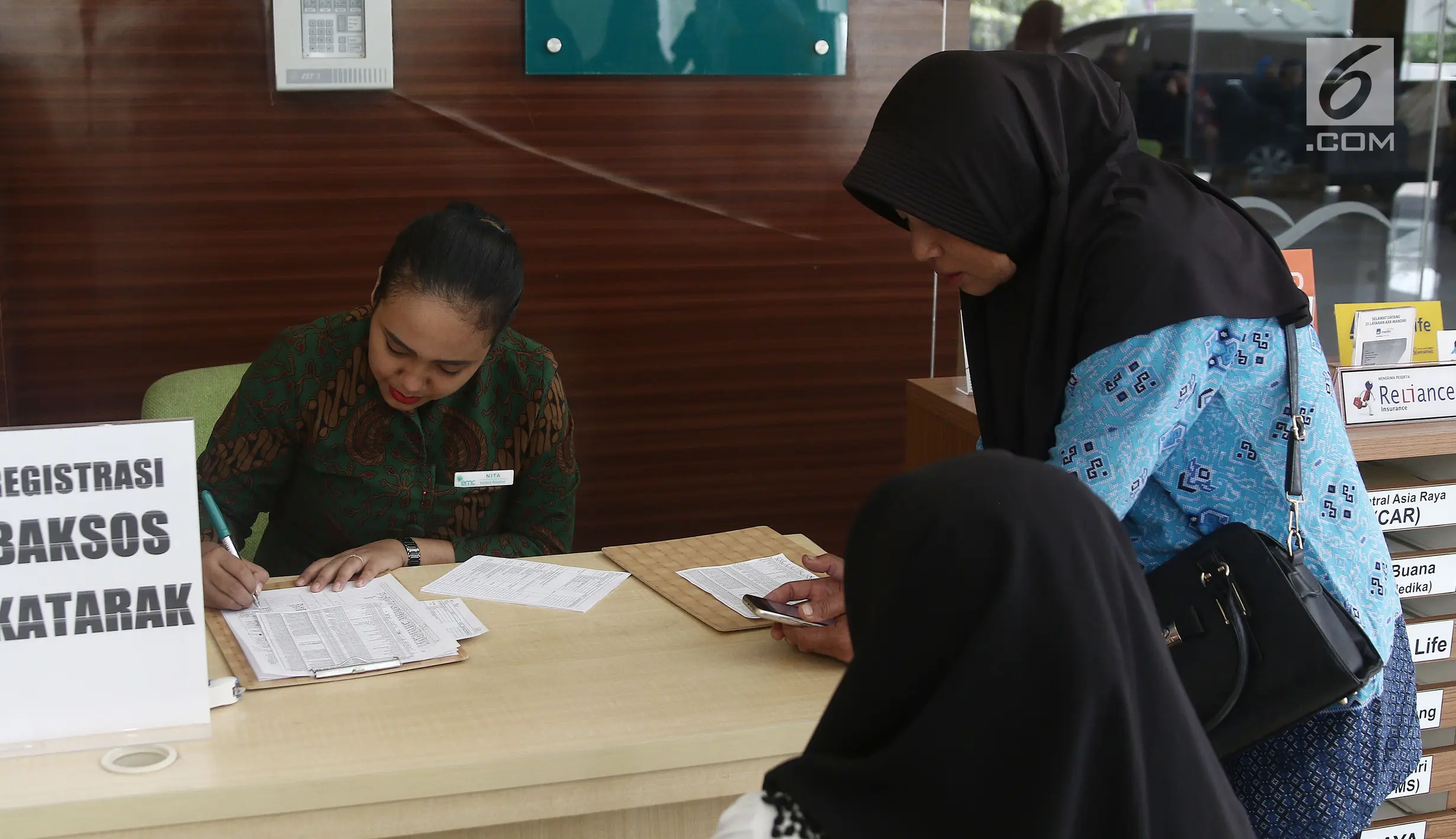 FOTO: RS EMC Sentul Gelar Operasi Katarak Gratis - Foto Liputan6.com