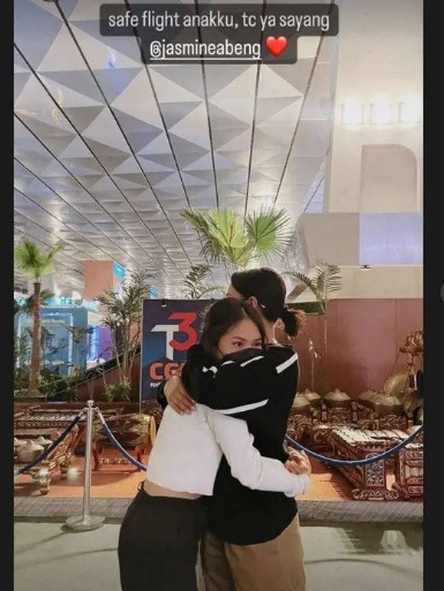 5 Potret Ririn Ekawati Melepas Jasmine Abeng Putri Sulungnya Kuliah di Luar Negeri: Jangan ...