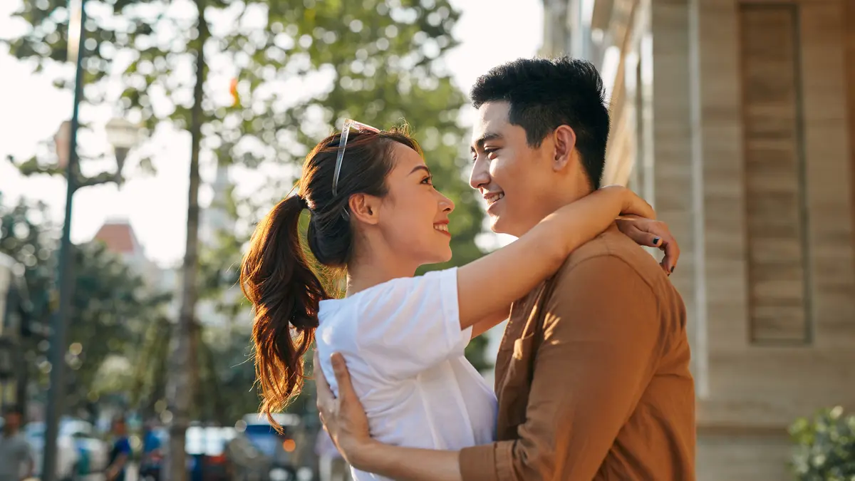 5 Tanda Kamu Terlalu Ingin Dekat dengan Pasangan - Relationship Fimela.com