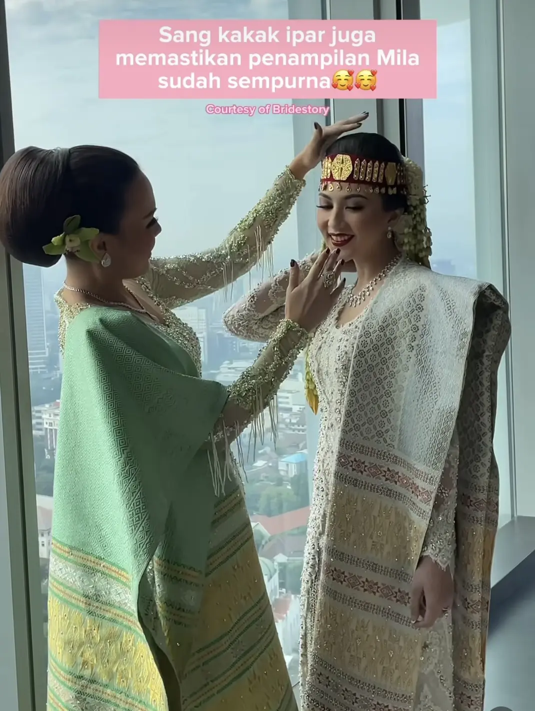 10 Potret Memukau Kebaya Adat Batak yang Bold dan Colorful 3 Kakak Ipar-Ibu Mertua Jessica Mila ...