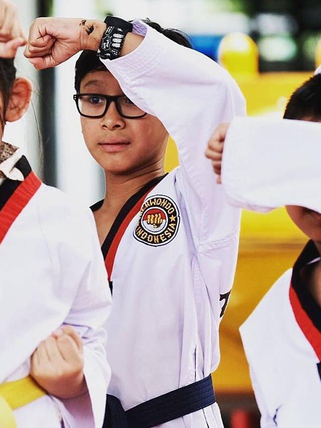 Jarang Tersorot, Ini 6 Potret Farrel Rompies Anak Sulung Vincent ...