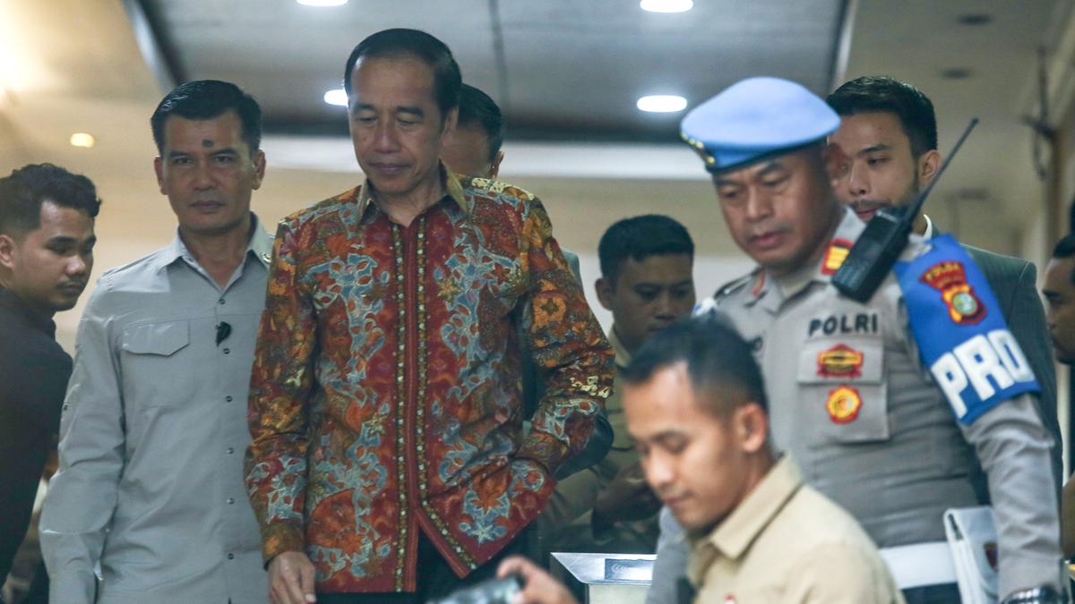 Datangi Polda Metro Jaya, Jokowi Laporkan Tuduhan Ijazah Palsu - Foto ...