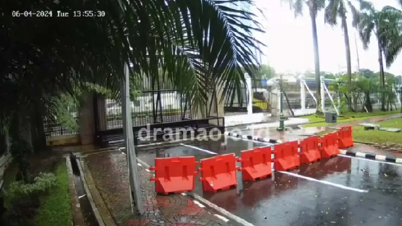 Truk Boks Hantam Pagar Depan Gedung DPR RI - News Liputan6.com