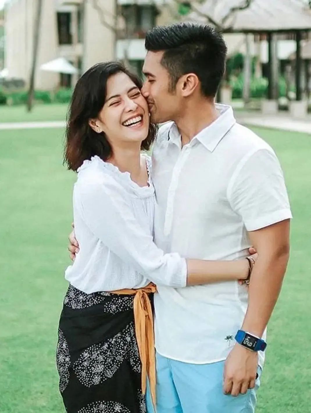 Potret Dian Sastrowardoyo dan Suami Pakai Baju Senada Ini Kompak Banget ...