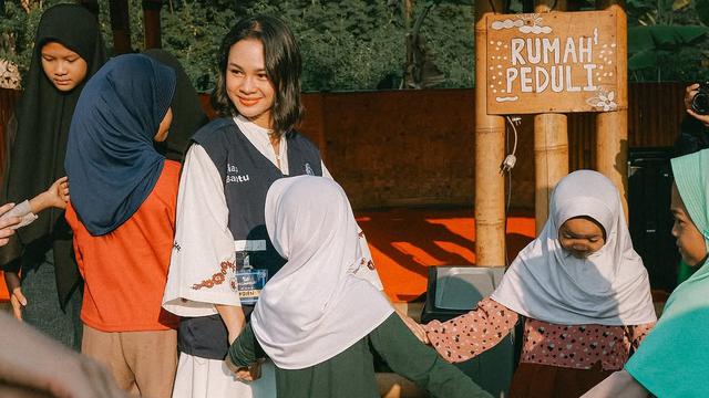 8 Potret Andien Ngabuburit di Kampung Pemulung, Kenangan Momen Ramadhan ...