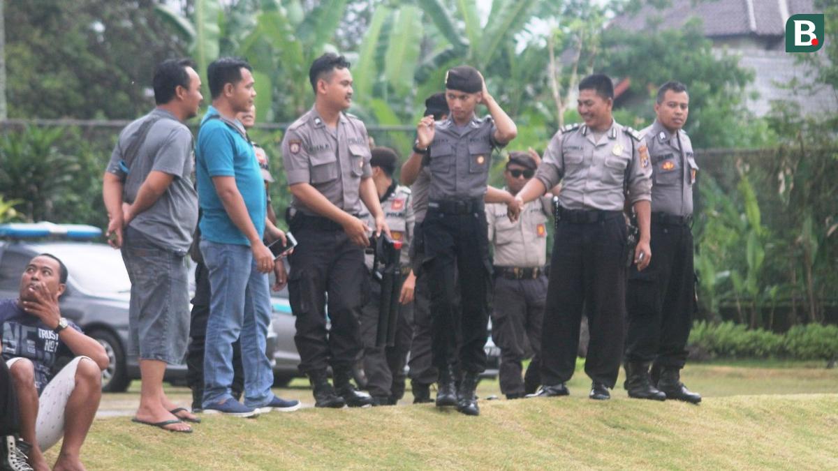 Latihan Perdana PSS Dijaga Polisi - Indonesia Bola.com
