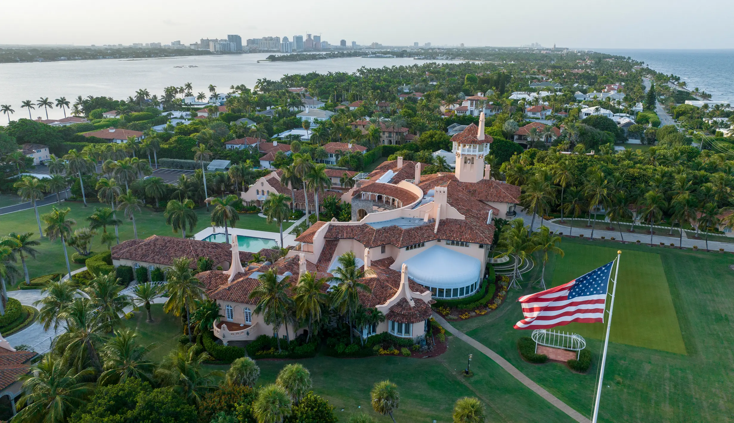 Pemandangan Rumah Mewah Donald Trump yang Digeledah FBI - Foto Liputan6.com