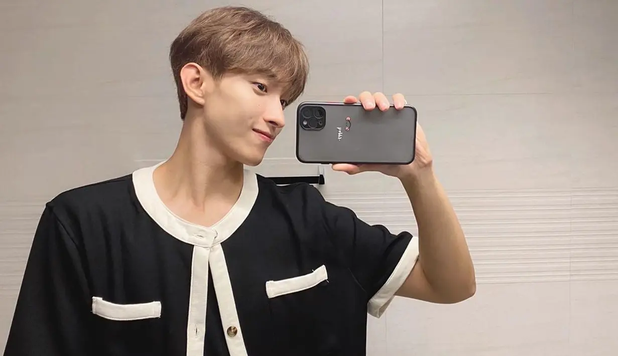 Gaya Santai DK Seventeen saat Mirror Selfie, Posenya Bisa Dijadikan ...