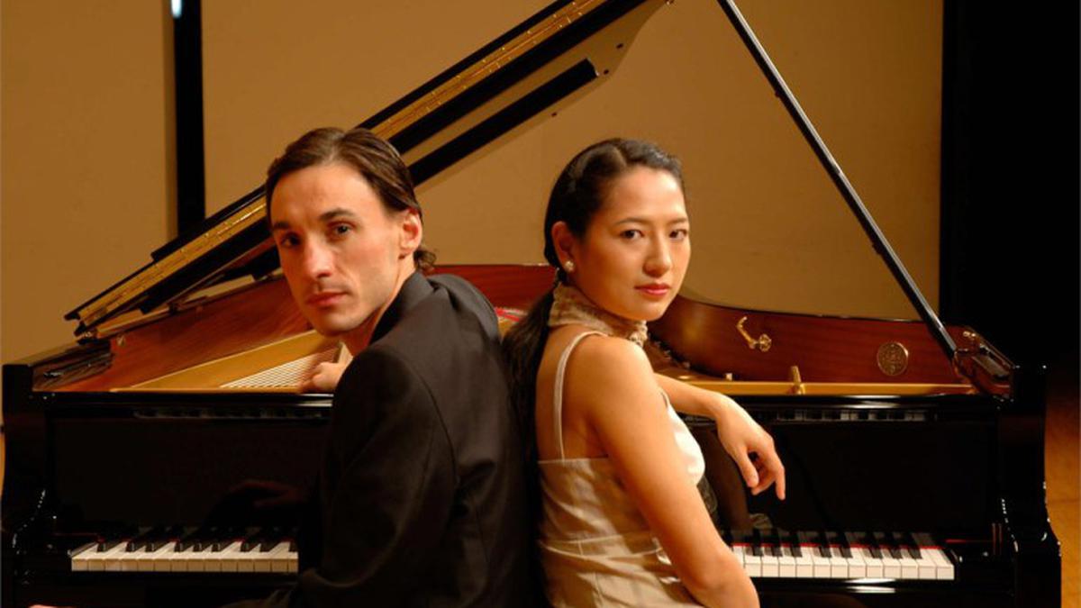 Romantisme Sepasang Kekasih dalam Konser Piano Empat Tangan