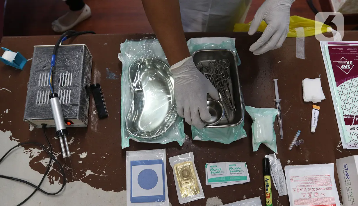 FOTO: Sunatan Massal Peringati Hari Kesehatan Nasional - Foto Liputan6.com