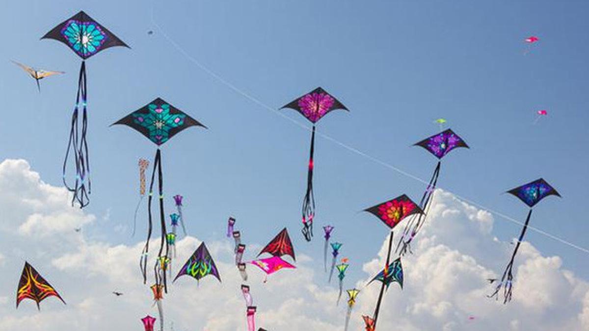 Lomba Layang-Layang Memukau Wisatawan di Pantai Padanggalak Bali ...