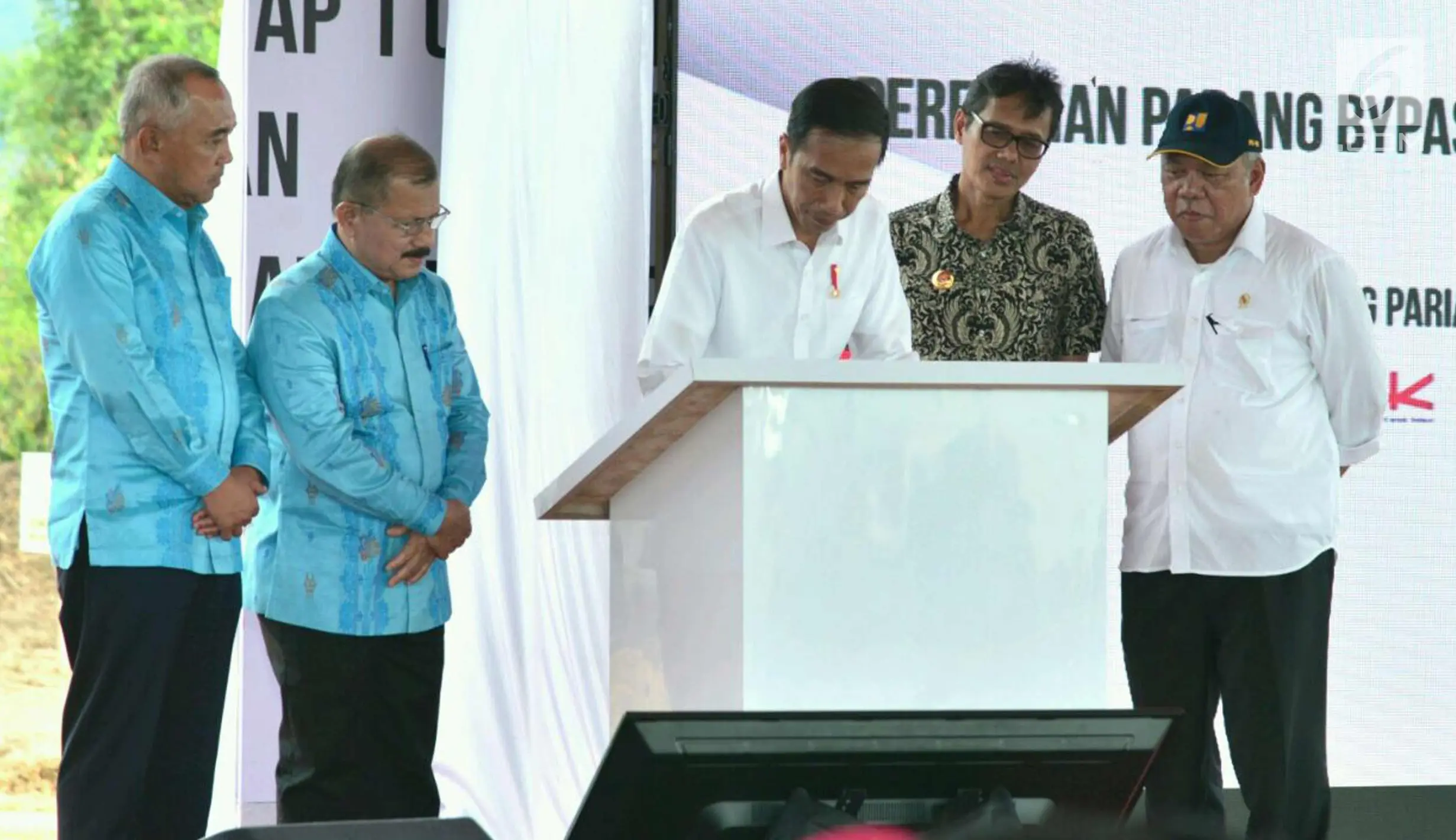 FOTO: Presiden Jokowi Resmikan Pembangunan Jalan Tol Padang - Pekanbaru - Foto Liputan6.com