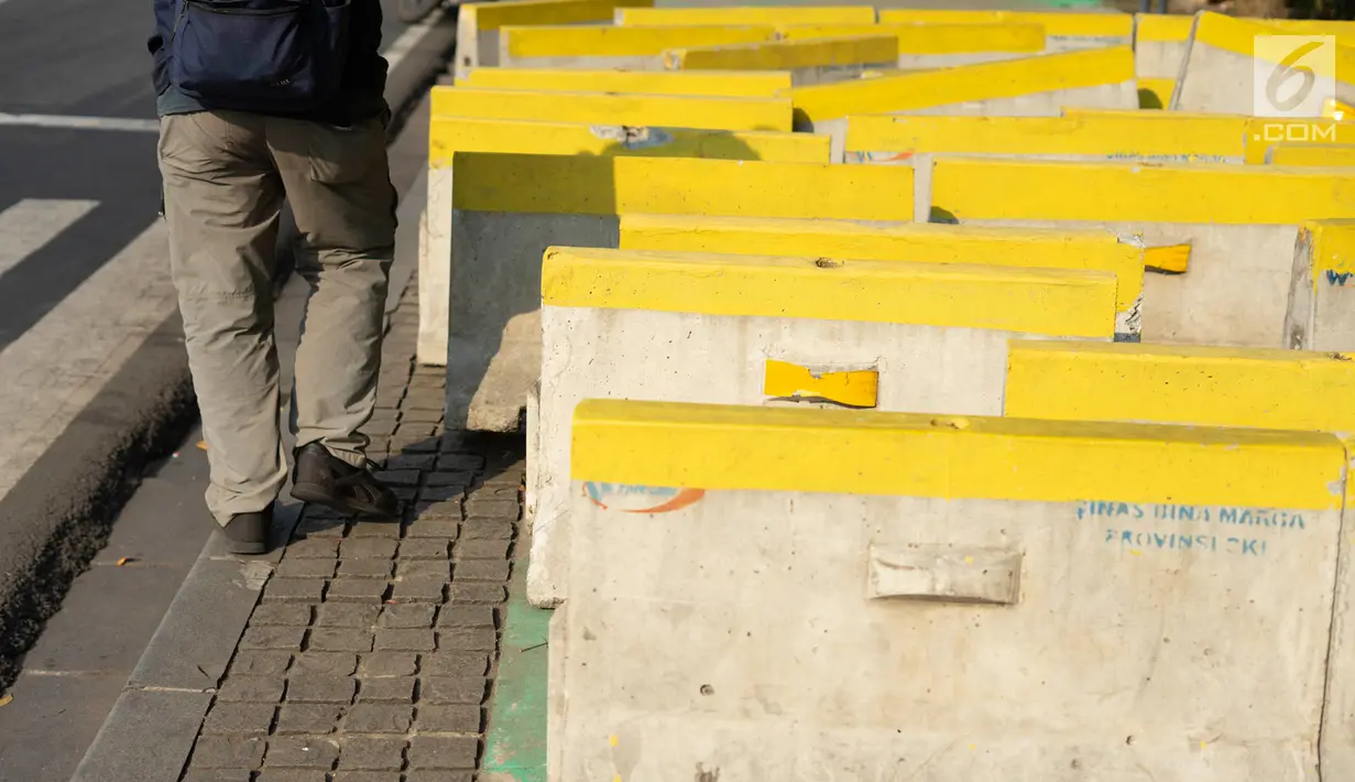 FOTO: Pembatas Jalan Ganggu Pejalan Kaki di Jalan Merdeka Utara - Foto ...