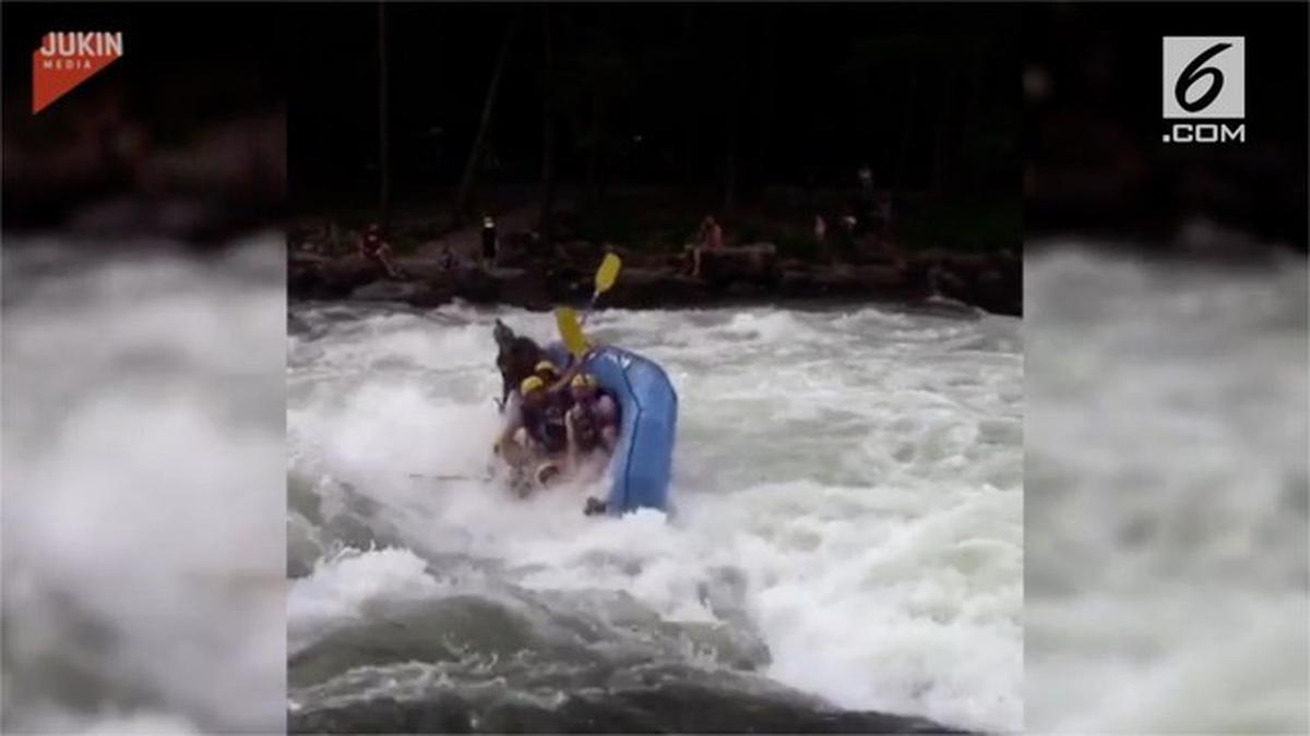VIDEO: Perahu Penuh Penumpang Terbalik Saat Arung Jeram - Global ...