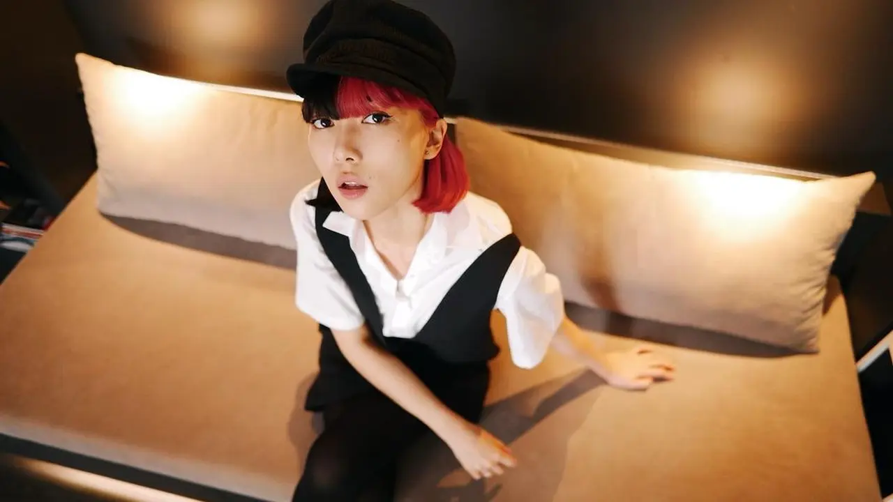 Gaya Keren Isyana Sarasvati dengan Rambut Setengah Merah Layaknya ...