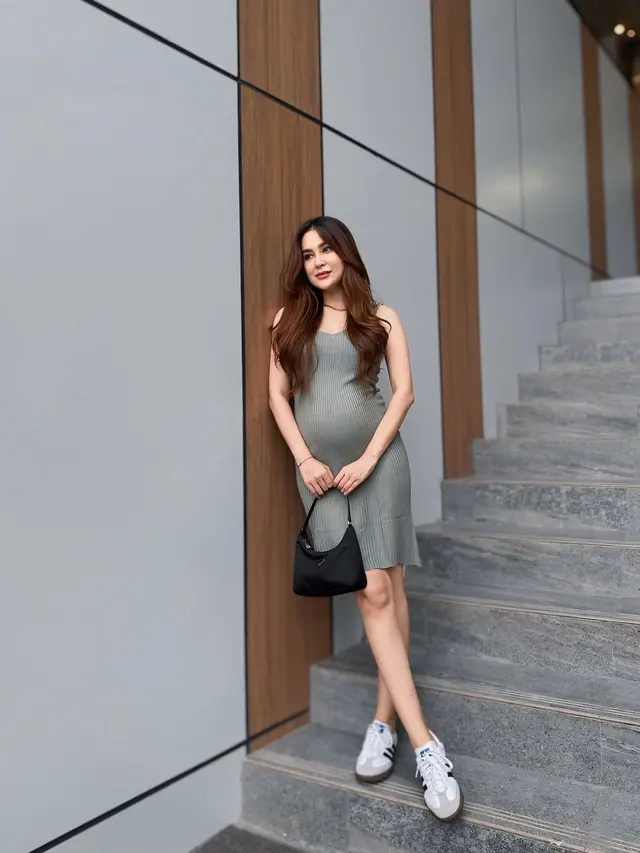 7 Potret Vicy Melanie Hamil Pertama Pamer Baby Bump, Kevin Aprilio Beri ...