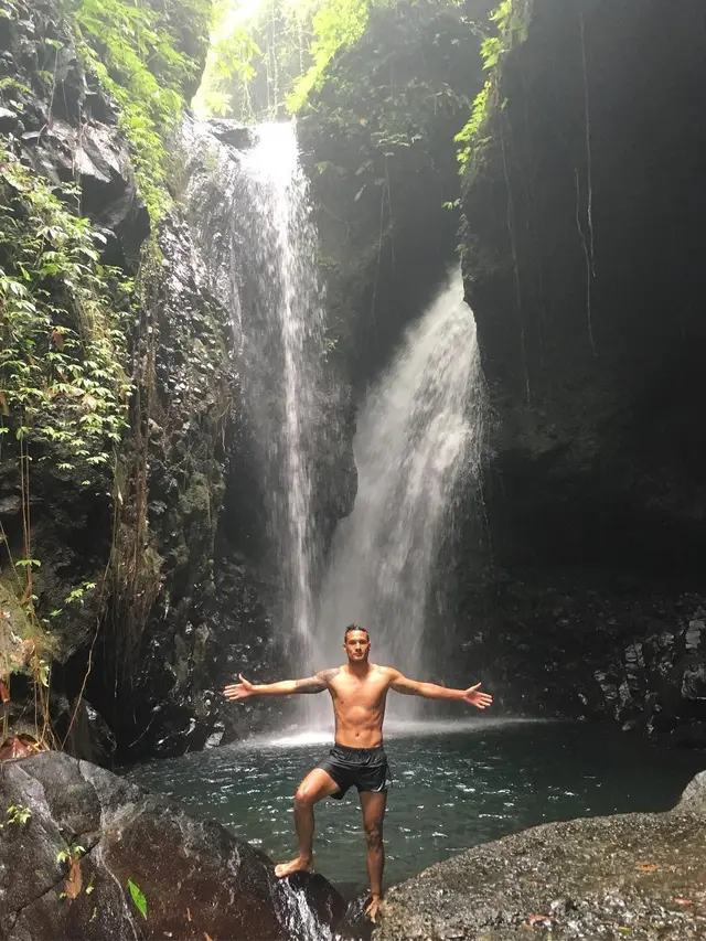 6 Potret Raphael Maitimo, Dari Basah-basahan di Kolam Renang Sampai ...