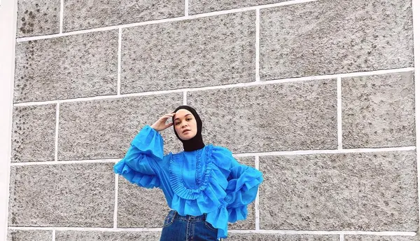 7 Potret Cantik Fuji dalam Balutan Hijab yang Bikin Pangling, Pesonanya ...