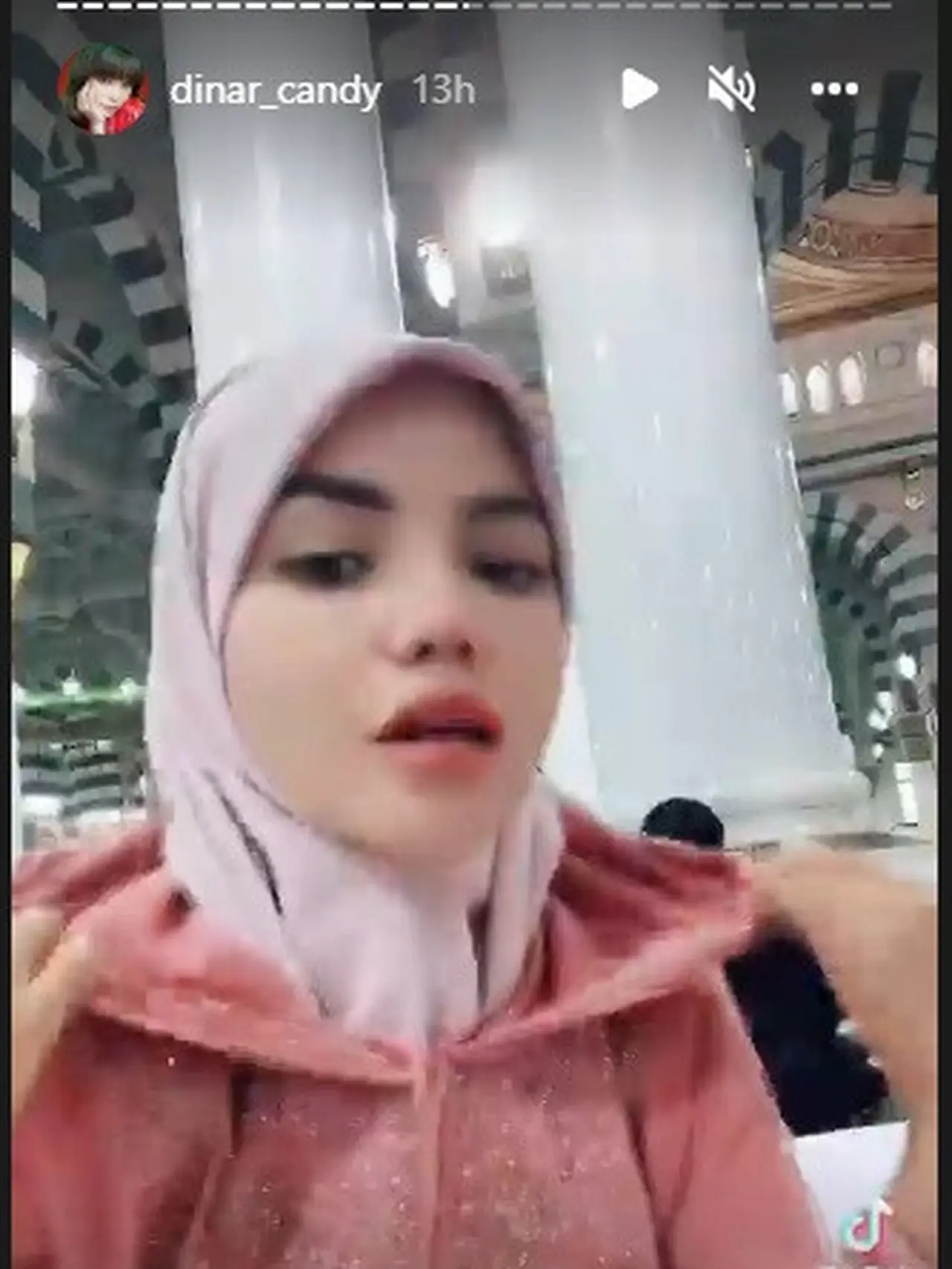 6 Potret Dinar Candy Umrah Bareng Keluarga, Makin Anggun Pakai Hijab ...