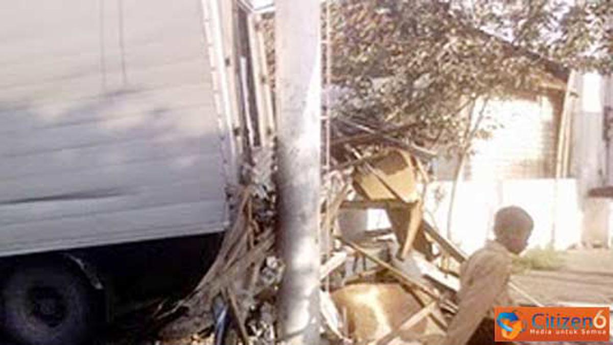 Truk Ringsek Menabrak Tiang Listrik - Foto Liputan6.com