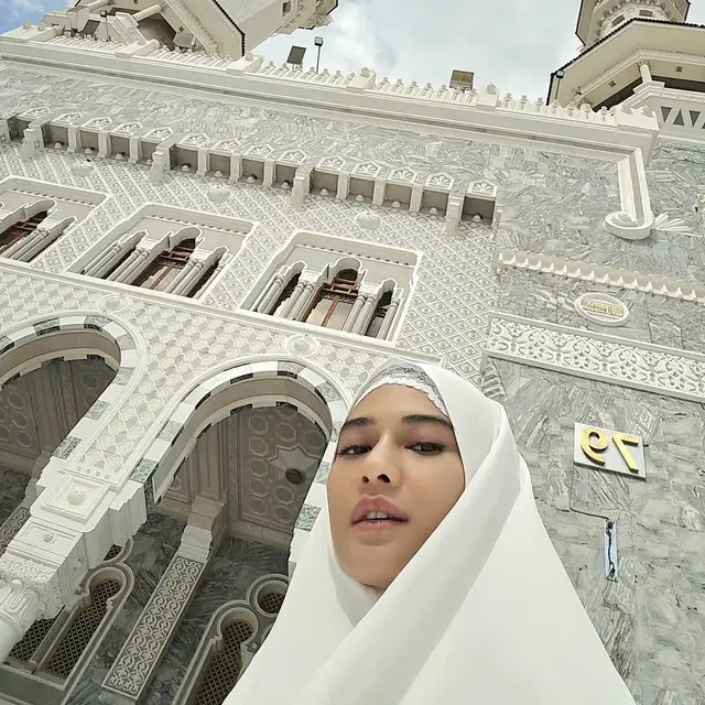 6 Artis Mualaf Ini Diizinkan Keluarga Pindah Agama, Mahalini Didukung ...