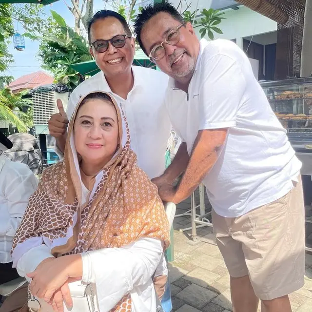 Sudah 44 Tahun Berlalu, Ini 6 Potret Kebersamaan Rano Karno dan Yessy Gusman - Entertainment ...