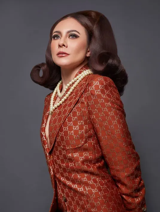 FOTO: Gaya Wulan Guritno Pakai Blazer, Tetap Menawan - Foto Liputan6.com