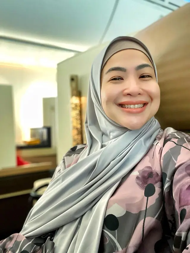Usai Umroh, Ini Potret Feni Rose yang Menawan Pakai Hijab - Hot ...