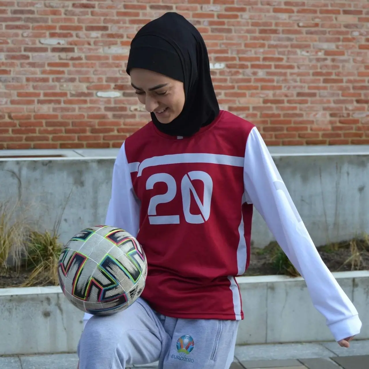 Profil Maymi Asgari, Freestyler Sepak Bola Berhijab yang Jadi Sorotan ...
