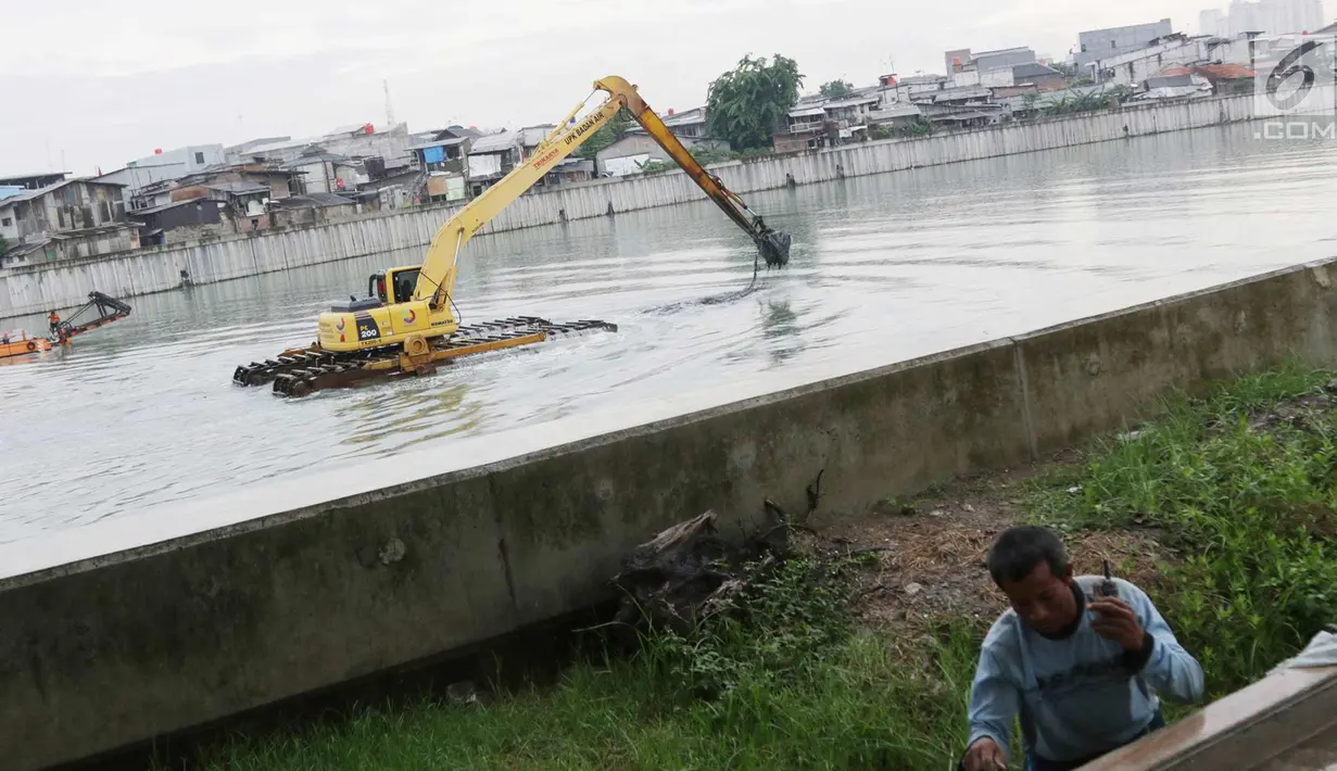 PHOTO: Antisipasi Banjir, Alat Berat Dikerahkan Keruk Lumpur di Waduk Sunter - Foto Liputan6.com