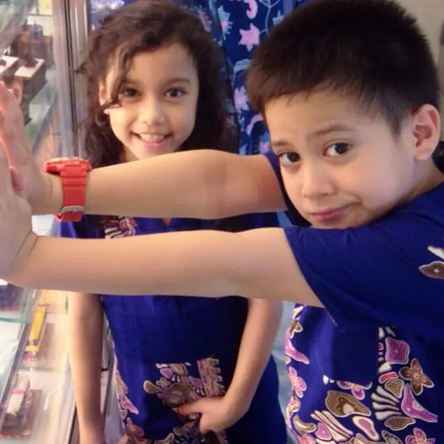 Beranjak Remaja, Ini 6 Potret Anak Kembar Fadlan Muhammad yang Makin ...