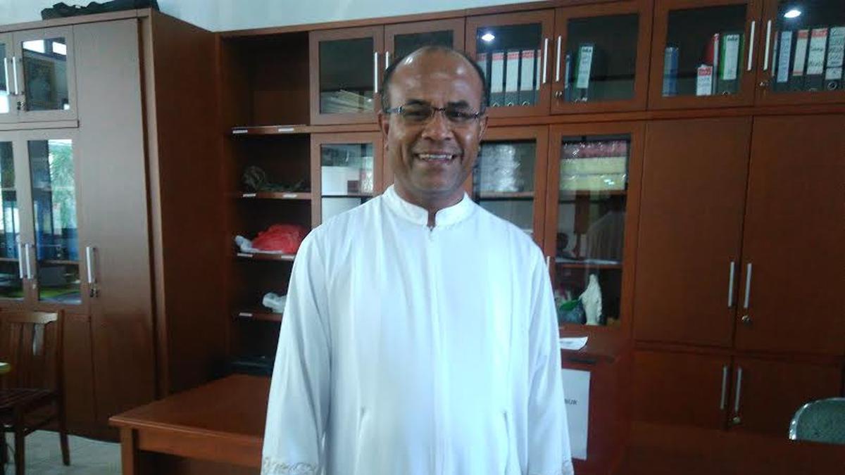 Cerita Raja Salman Pegang Jubah Romo Berbahasa Arab di Bali - News ...