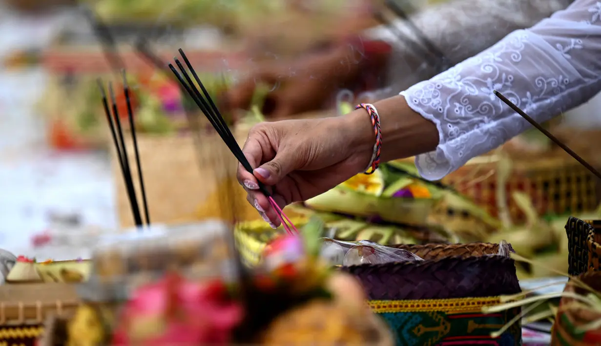 Potret Umat Hindu di Bali Sembahyang Hari Raya Galungan - Foto Liputan6.com
