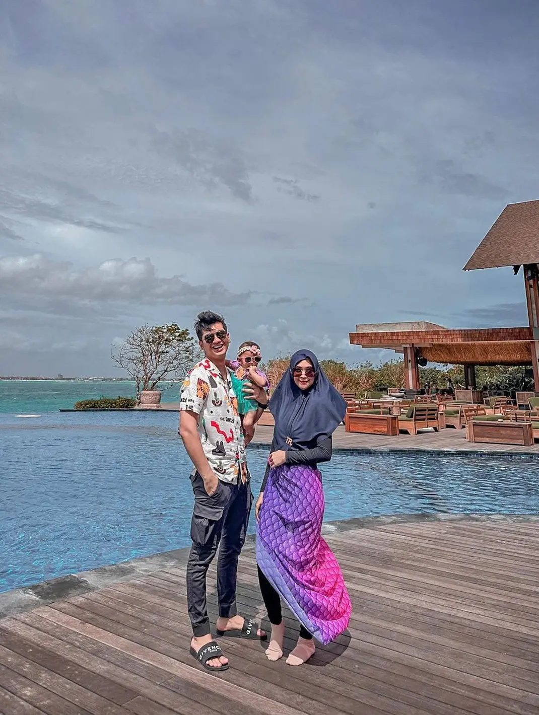 6 Potret Gaya Liburan Keluarga Ria Ricis di Bali, Kompak Pakai Piyama hingga Swimsuit - Photo ...