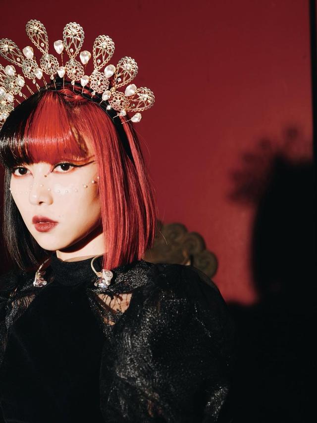 Tampil Nyentrik, Ini 6 Potret Isyana Sarasvati dengan Rambut Unik Dua ...