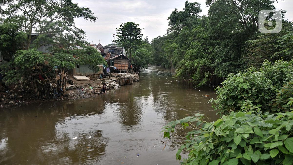 Aktivitas Warga di Bantaran Kali Ciliwung - Foto Liputan6.com