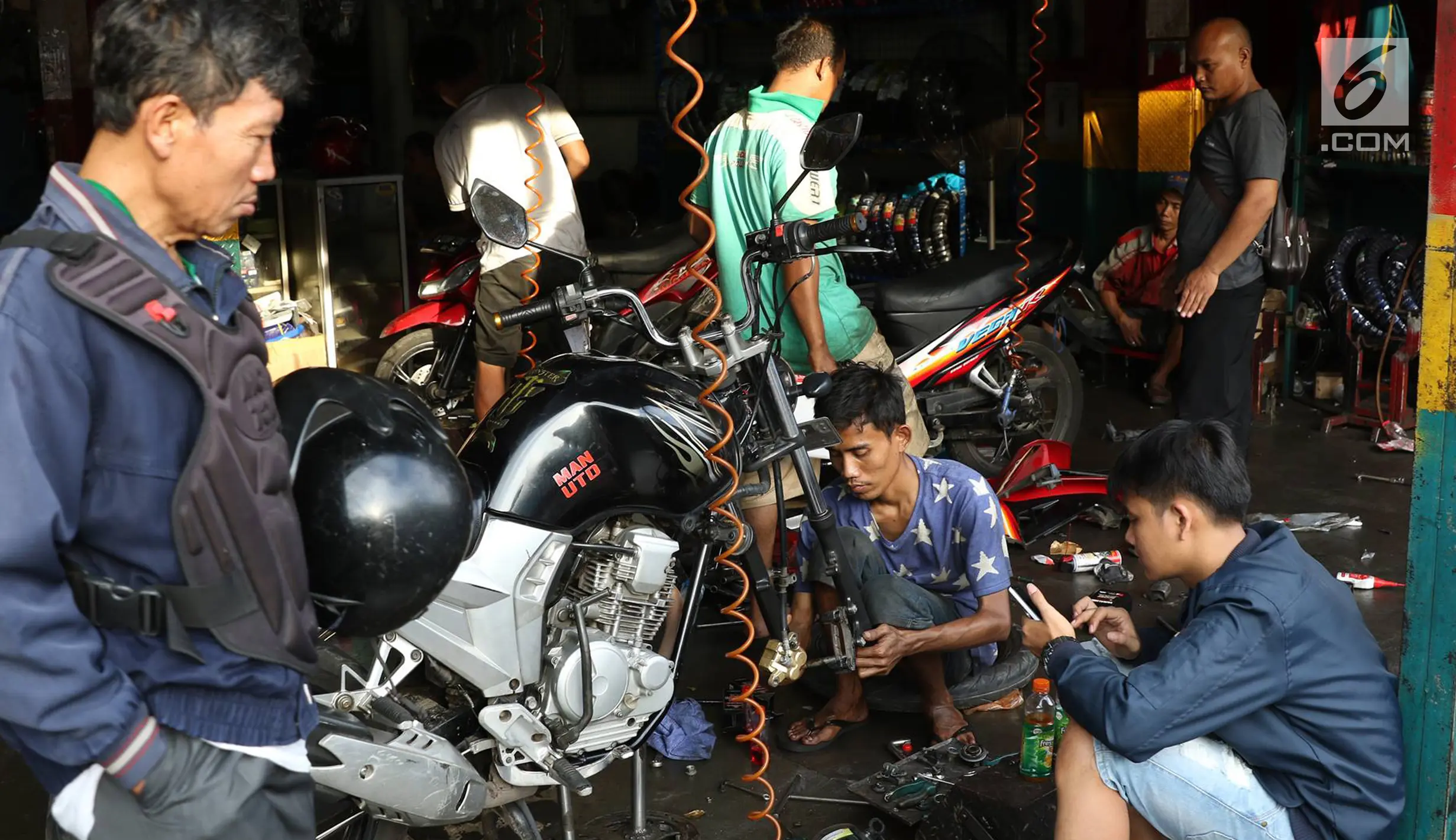 Bengkel Motor Kebanjiran Order - Foto Liputan6.com
