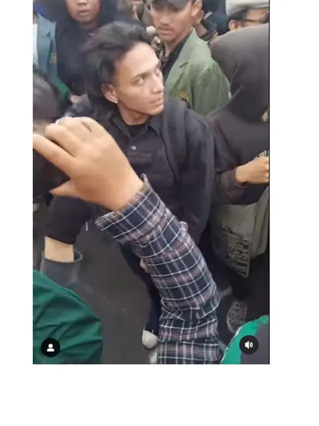 8 Potret Jefri Nichol Ikut Aksi Demo Tolak UU Cipta Kerja di DPR, Jadi Sorotan - Hot Liputan6.com