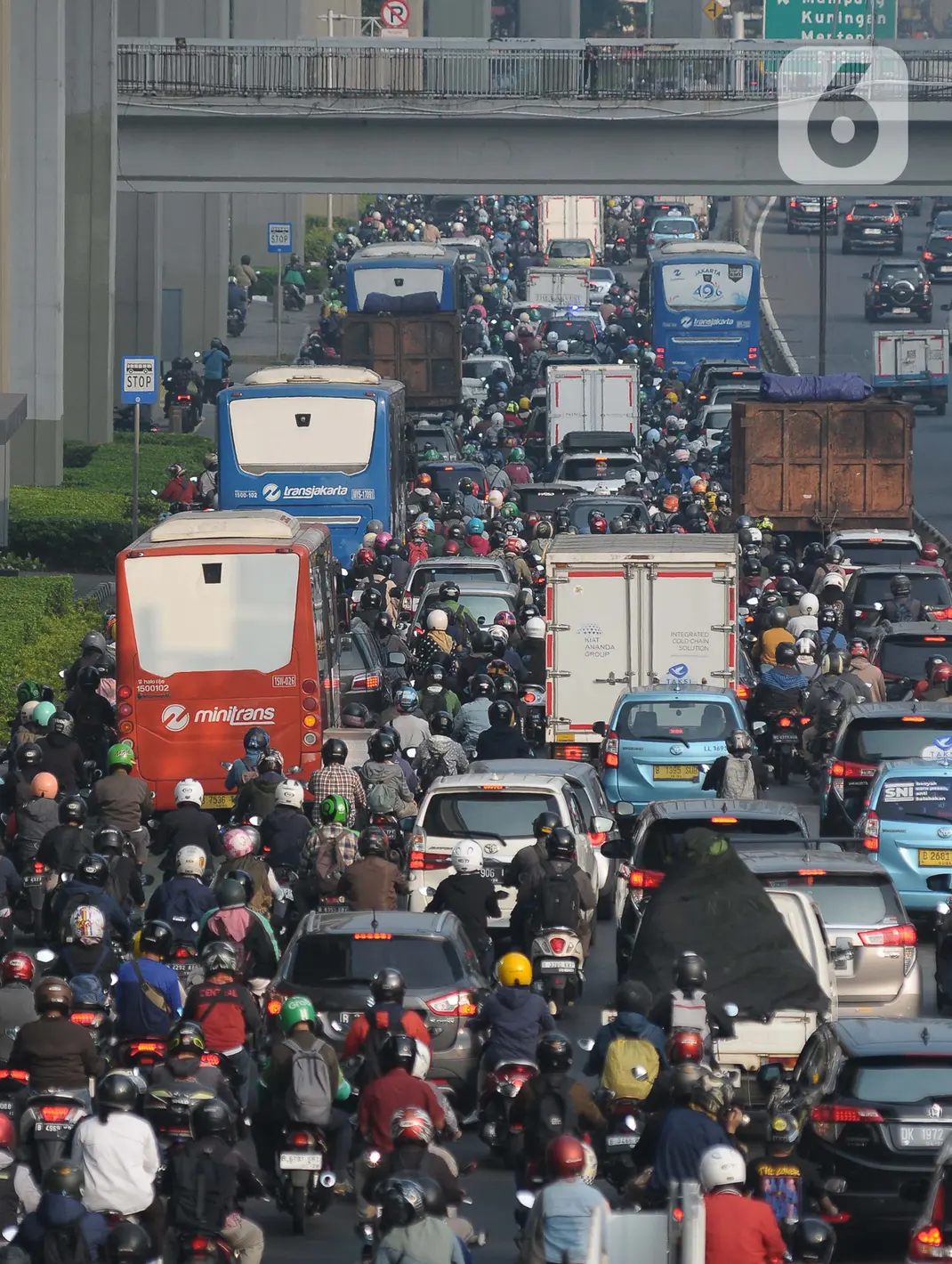 Hari Pertama Masuk Sekolah, Lalu Lintas di Jakarta Macet - Foto ...
