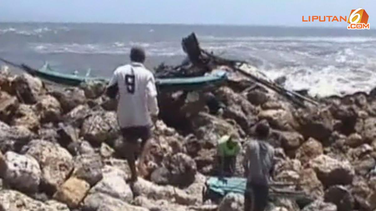 [VIDEO] Cuaca Buruk, 3 Perahu Nelayan Hancur Dihantam Ombak - News Liputan6.com