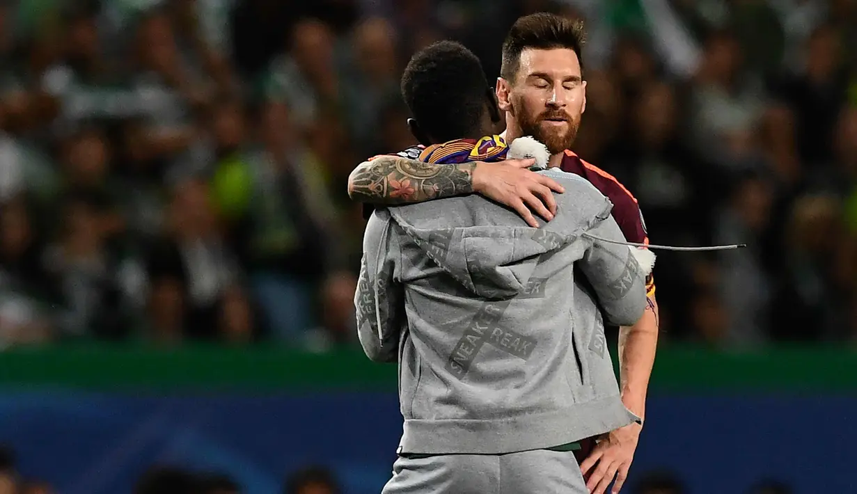 PHOTO: Masuk ke Lapangan, Suporter Ini Cium Kaki Kiri Lionel Messi ...