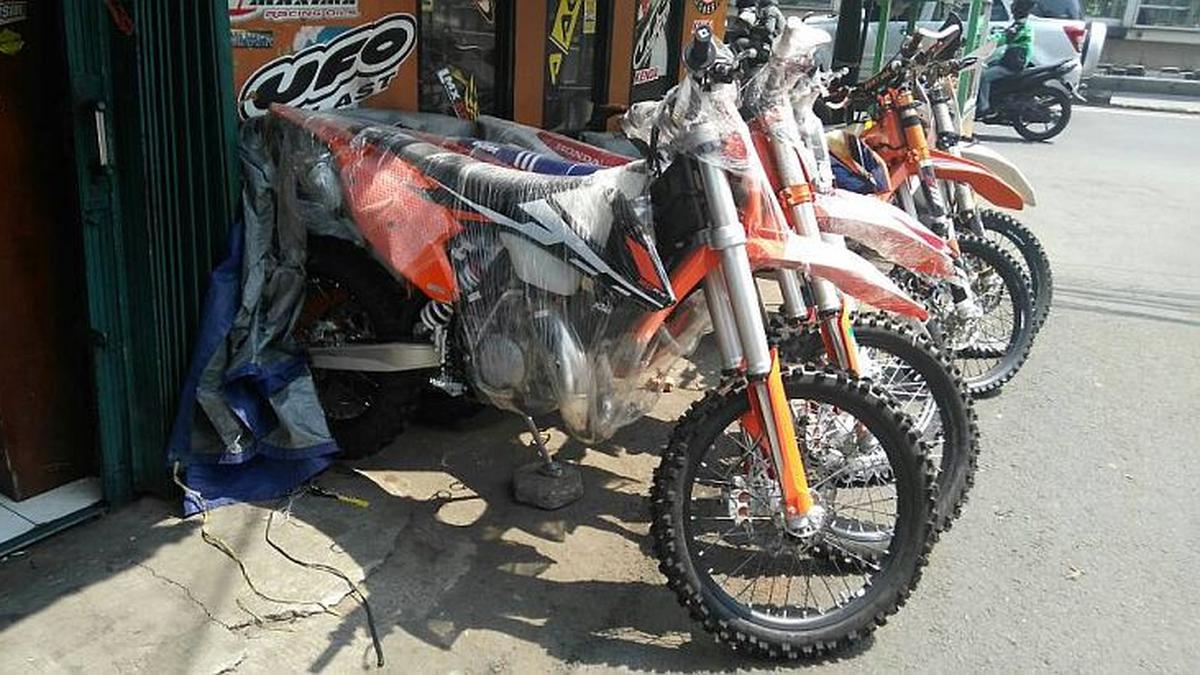 Kelebihan dan Kekurangan Motor Trail Mesin 2-Tak dengan 4-Tak ...