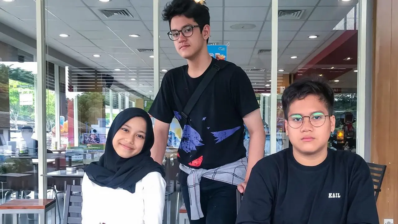 Beranjak Remaja, Ini 6 Potret Anak Kembar Fadlan Muhammad yang Makin ...